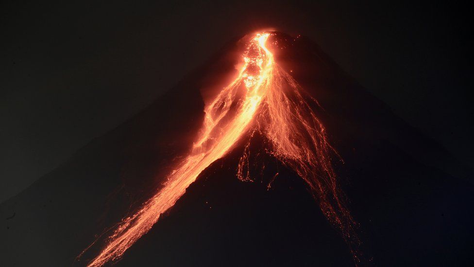 Lava terlihat di gunung berapi Mayon, Filipina, ribuan orang mengungsi ...